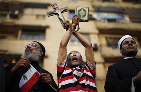 Christians and Muslims Come Together to Share Ramadan Meal in Egypt