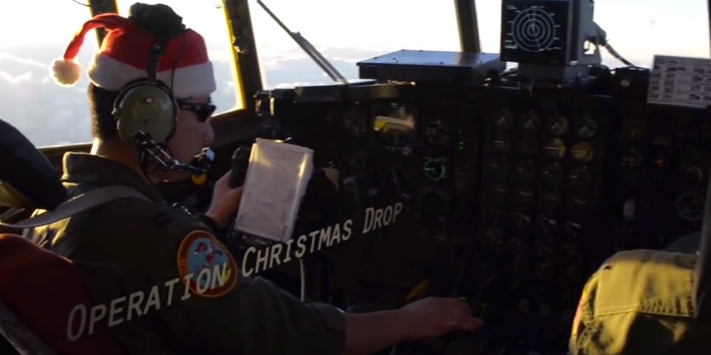 Every Christmas the US Air Force Makes This Beautiful Mission for a ...