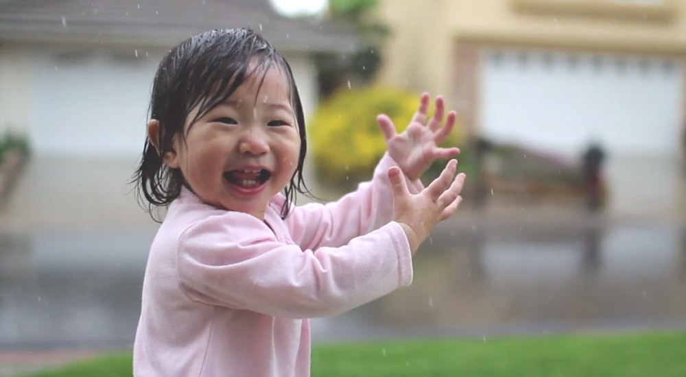 Adorable Toddler Experiences Rain for the Very First Time (VIDEO)