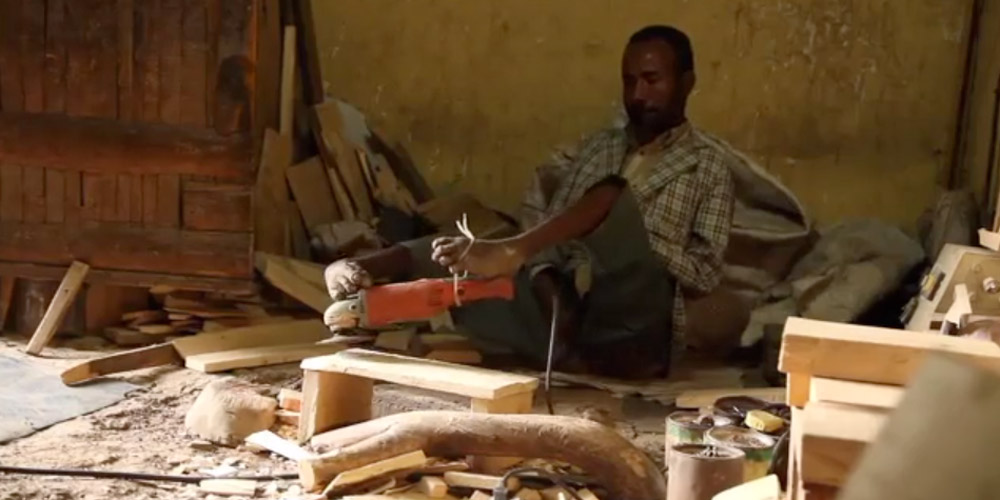 Determined Carpenter Without Arms Builds Furniture - With His Feet! (VIDEO)