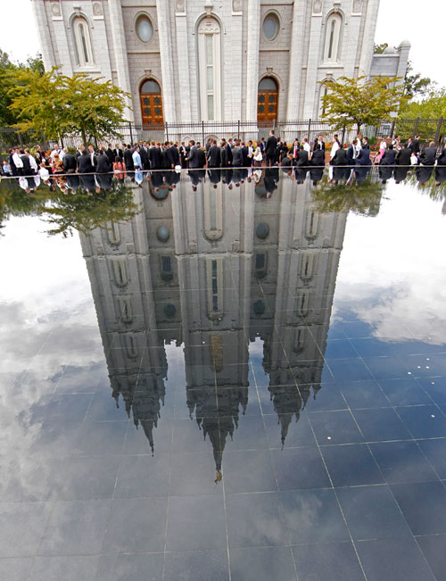 Atheists Lead 'Mormon Exodus;' Mormons Respond by Singing Hymns