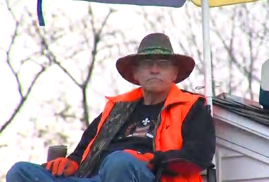 Ohio Pastor Sits on Roof of Church, Offers Prayers to Passerby on Nat'l ...