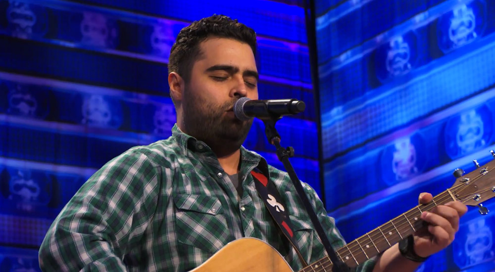 This Singer Brought the Crowd to Its Feet Before Even Singing a Note ...