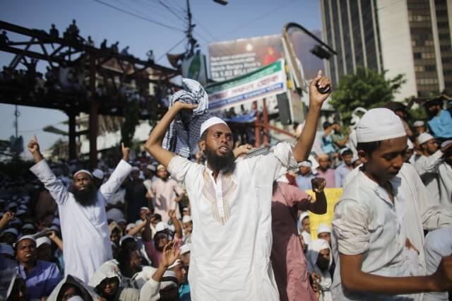 Islamic Radicals Chant 'Allahu Akbar' as They Hack to Death Atheist ...
