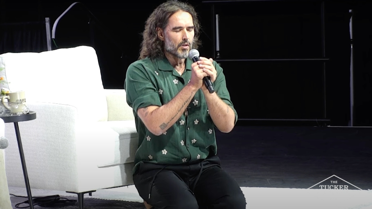 Russell Brand kneels in prayer during Tucker Carlson event | U.S.