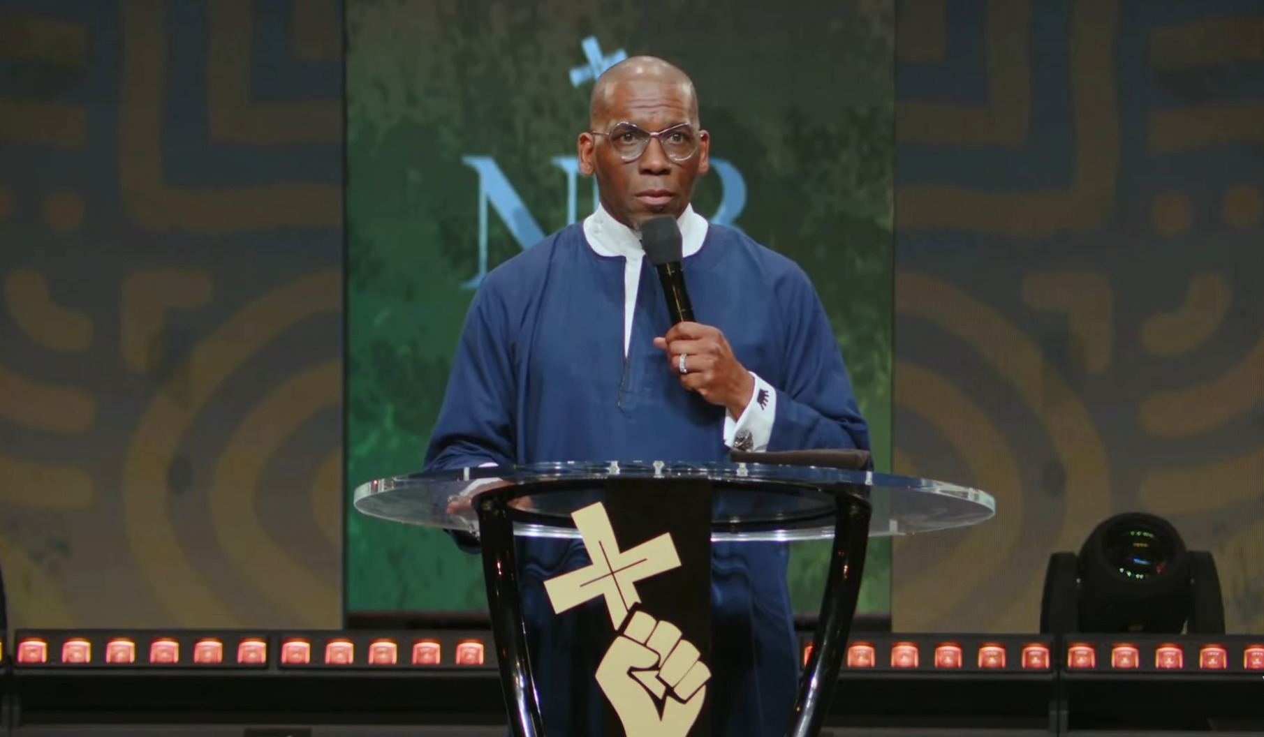 Jamal Bryant calls blacks who celebrated at White House 'coons ...