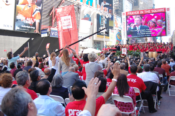 Tens of Thousands Pray in NYC's Times Square | Church & Ministries