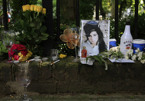 Amy Winehouse Dead: Information on Tragic Death Begins to Emerge ...