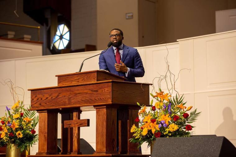 Chicago megachurch pastor to retire, names successor | Church ...