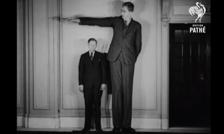 Meet the Tallest Man in History, Robert Wadlow, Who Grew to 8 Feet, 11 ...